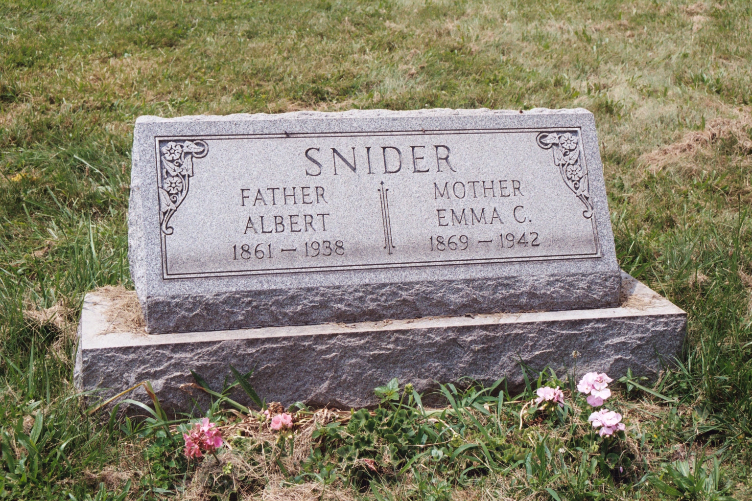 Snider Tomb – St. Clair Cemetery
